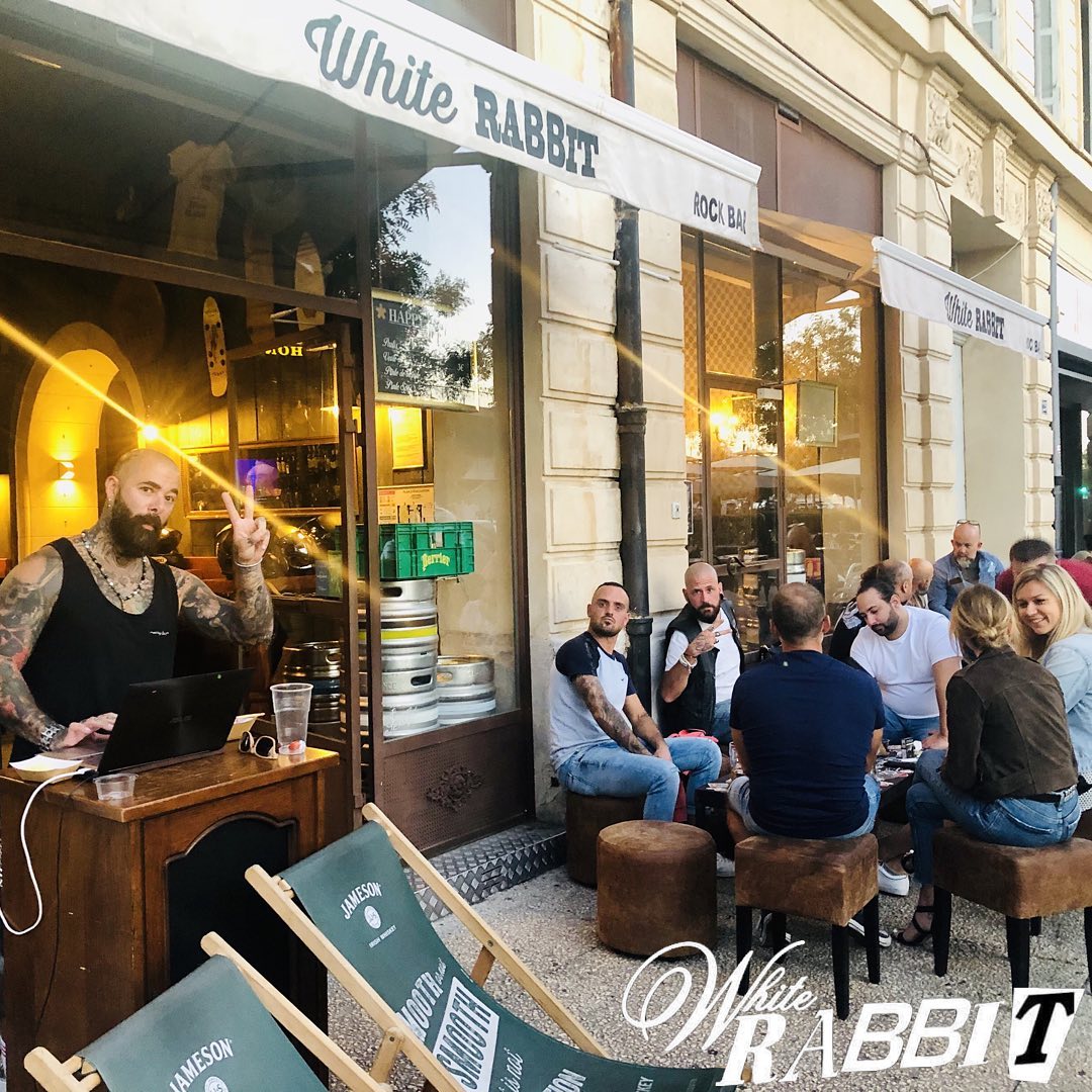 White Rabbit Rock Bar - Tarpin bien