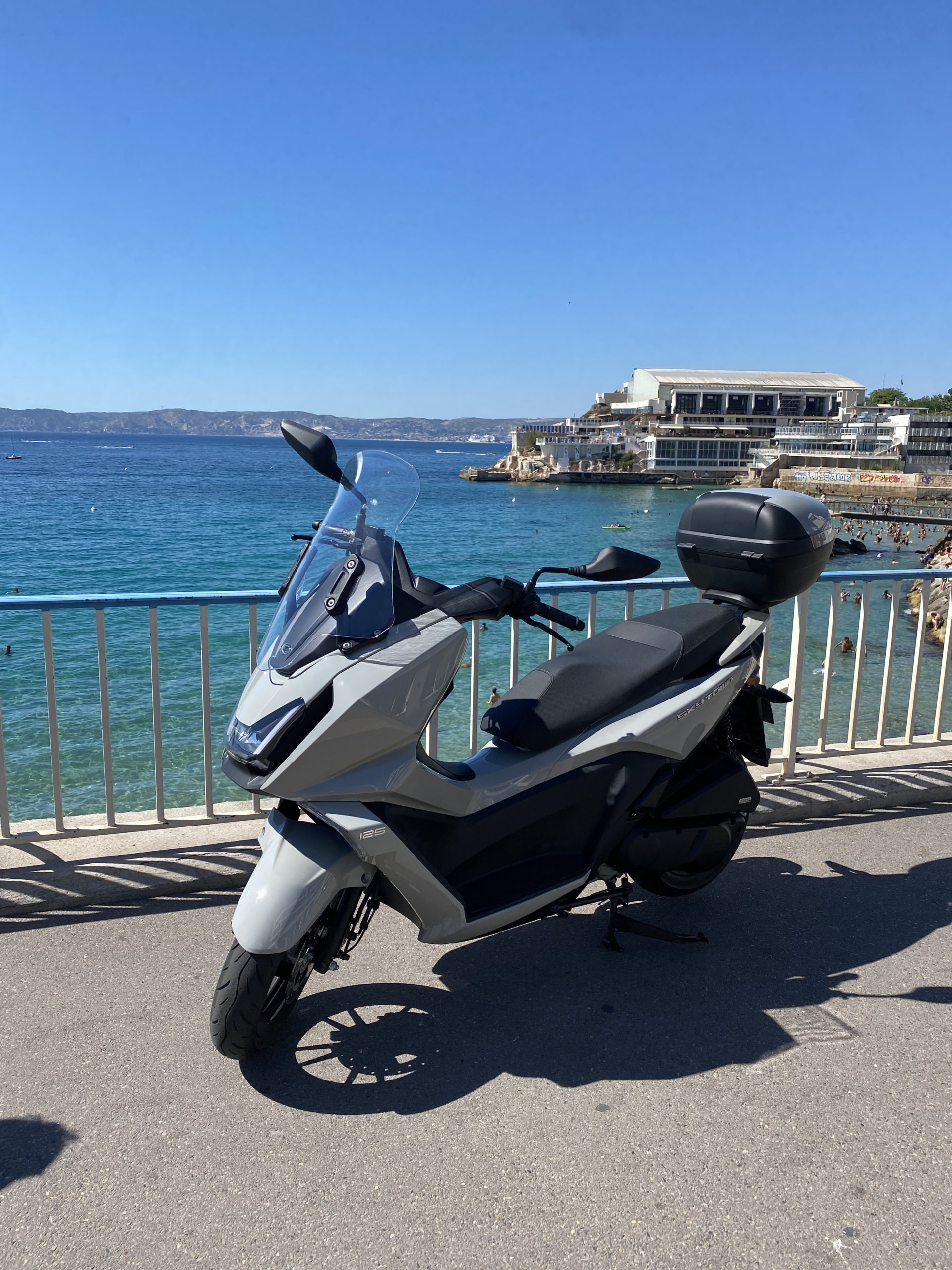 On a essayé le nouveau scooter Kymco Skytown 125 dans les rues de ...